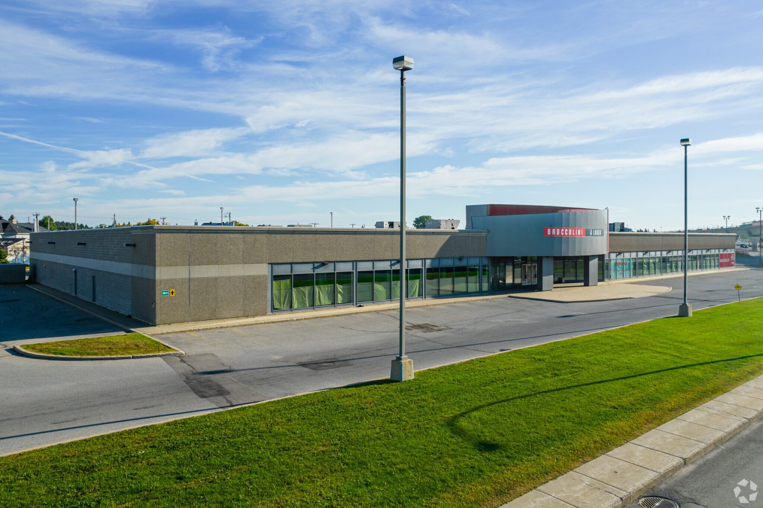 Tesla dans un nouvel emplacement de 80 000 pieds carrés à Montréal ...