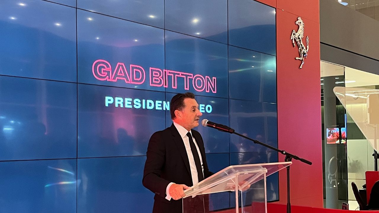 Gad Bitton présente la Ferrari 849 Testarossa au concessionnaire de ...